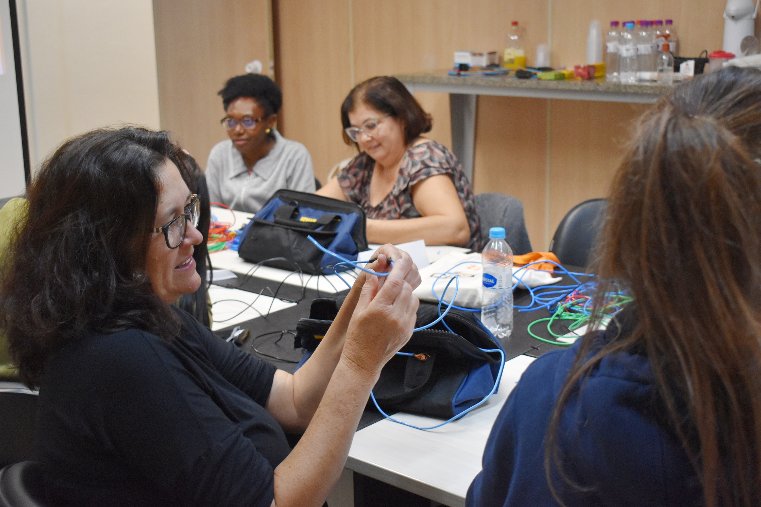 Mulheres aprendem noções de elétrica predial em curso gratuito da Copel ...