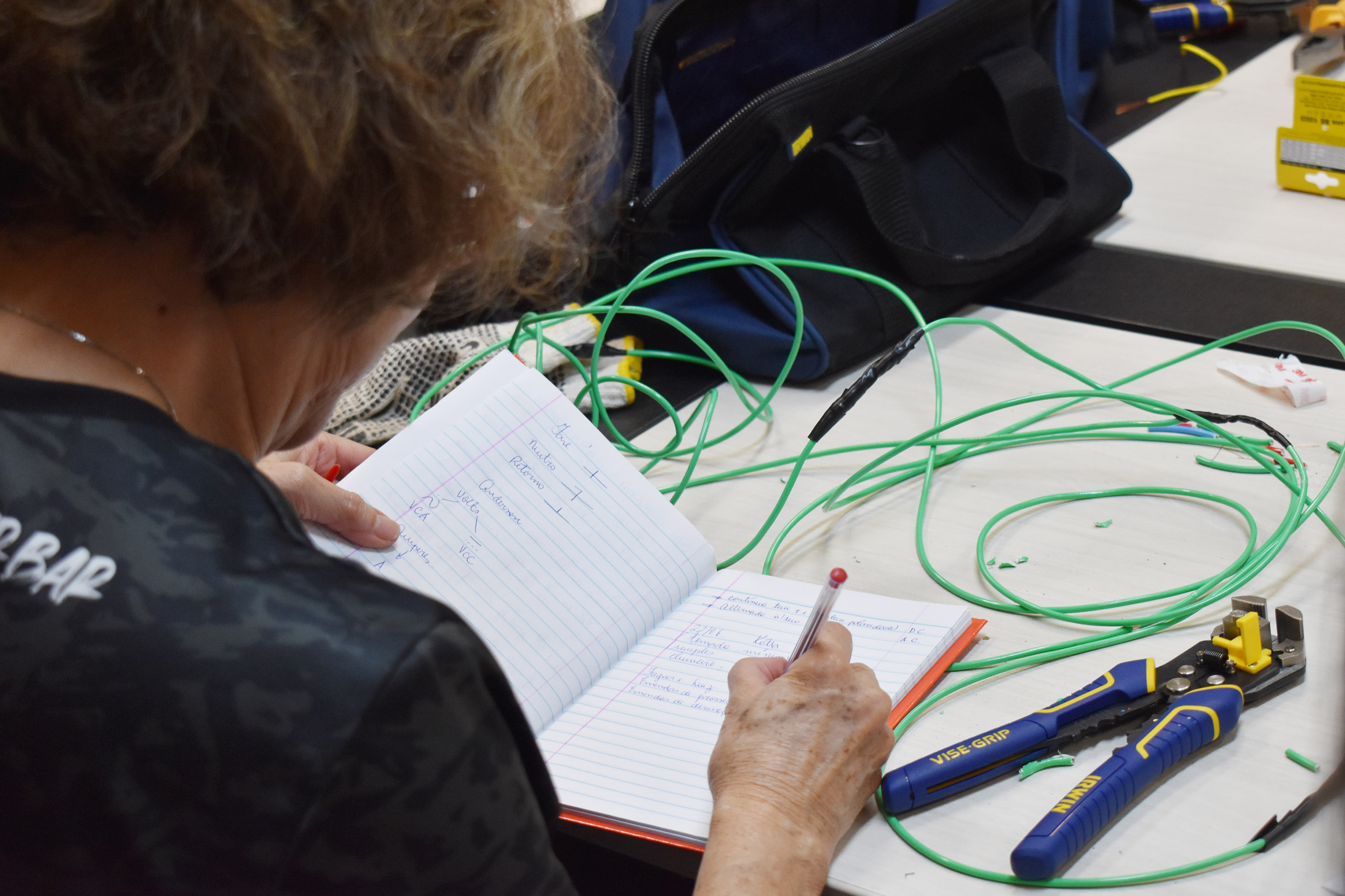 Mulheres aprendem noções de elétrica predial em curso gratuito da Copel ...