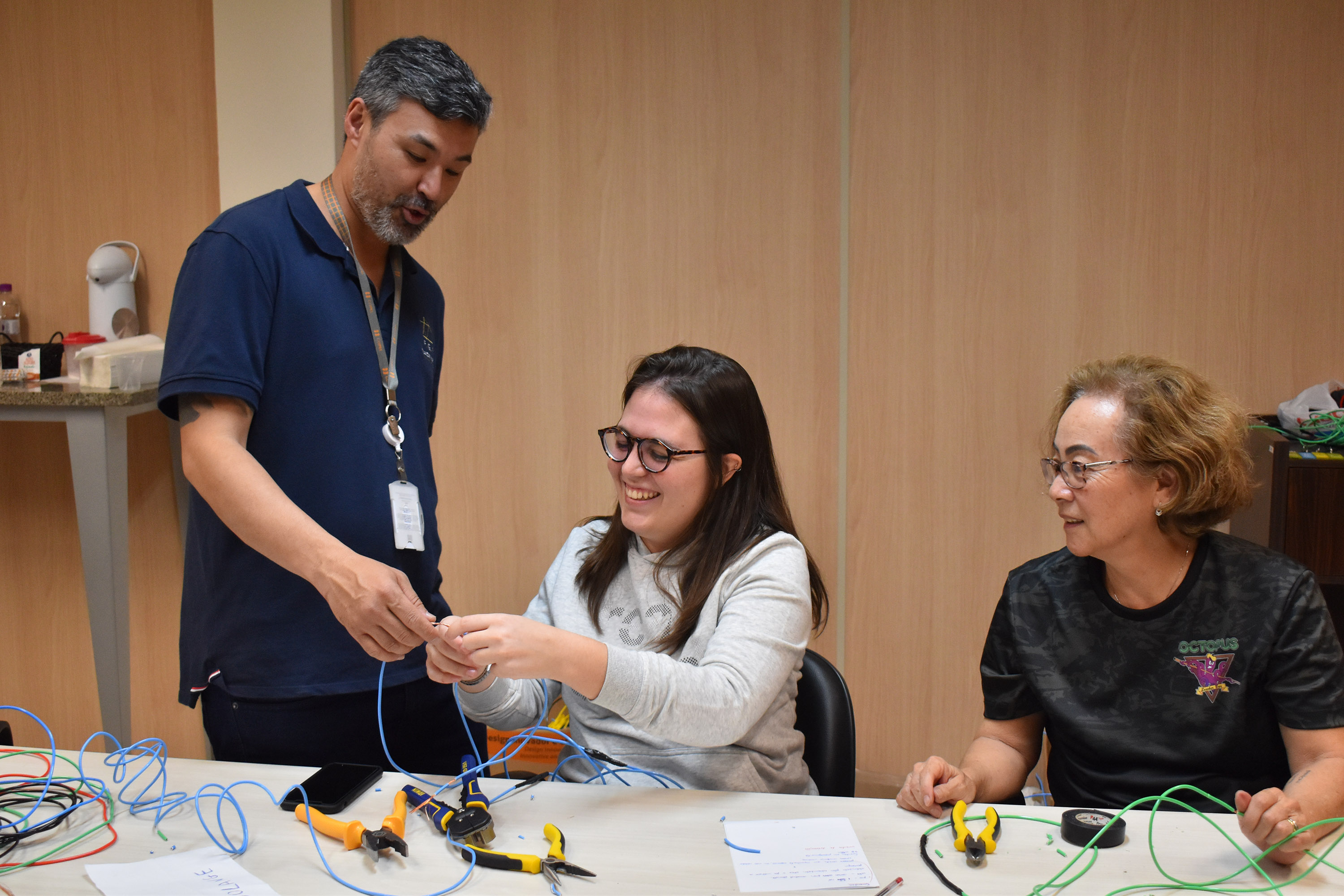 Mulheres aprendem noções de elétrica predial em curso gratuito da Copel ...